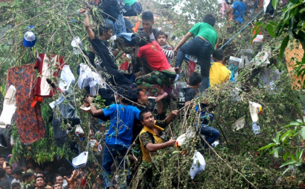 Berebut Hasil Bumi dalam Tradisi Keresan Memperingati Maulid Nabi 0 ...
