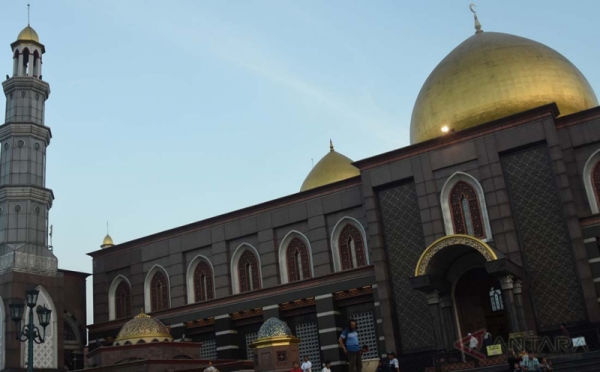 Masjid Kubah Emas Salah Satu Masjid Termegah di Asia Tenggara 0 : Foto ...