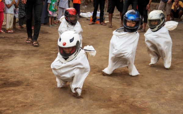 SERU! Lomba Balap Karung Pakai Helm 0 : Foto Okezone Foto