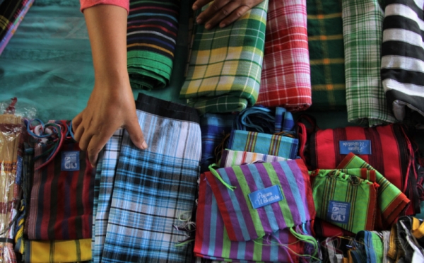 Melihat Pembuatan Tenun Khas Wakatobi secara Tradisional di Desa Pajam ...