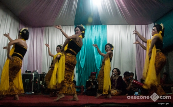 Melihat Lentik dan Gemulai Tari Lengger Lanang Khas Banyumas 0 : Foto ...