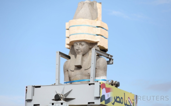 Ratusan Orang Saksikan Pemindahan Patung Raja Ramses II ke Museum Mesir ...