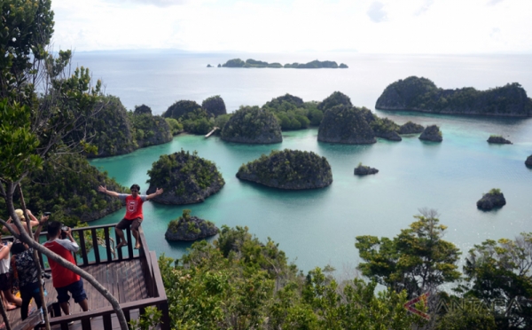 Asyiknya Melihat Keindahan Alam Raja Ampat dari Puncak Piaynemo 0 ...