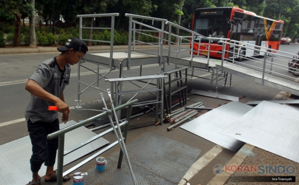Pembuatan Tangga Khusus Disabilitas Bus Transjakarta 0 : Foto Okezone Foto