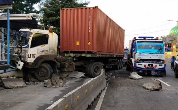 Lepas Kendali, Truk Kontainer Tabrak Halte Transjakarta di Penjaringan 0 : Foto Okezone Foto