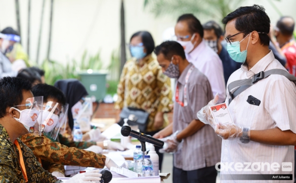 Potret Petugas KPPS Pakai Face Shield 0 : Foto Okezone Foto