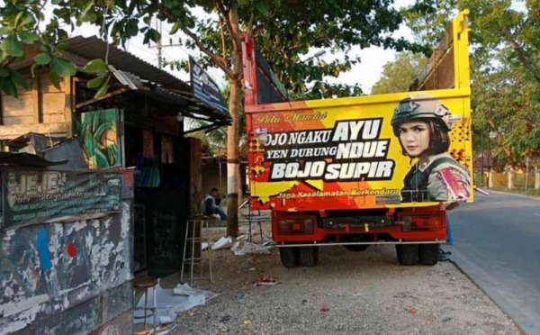 Vani Simbolon Polwan Cantik yang Wajahnya Nempel di Belakang Truk 0 ...