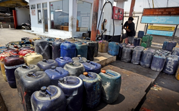 Puluhan Jerigen Solar Milik Nelayan Antre Pengisian di SPBU PPN ...