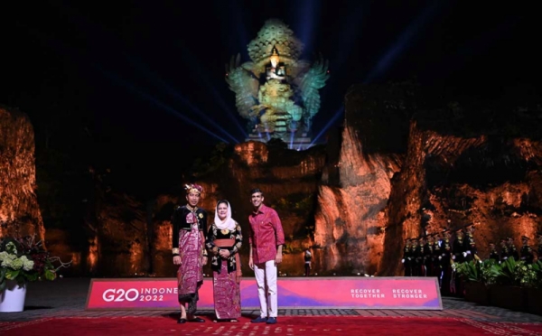 Tampil Keren Pakai Batik, Ini Gaya Perdana Menteri Inggris Rishi Sunak ...