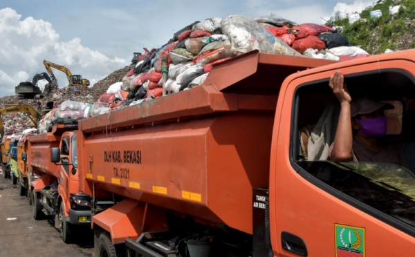 Imbas Jalan Tertutup Longsor, Puluhan Truk Sampah Terhambat Bongkar ... Imbas Jalan Tertutup Longsor, Puluhan Truk Sampah Terhambat Bongkar ...