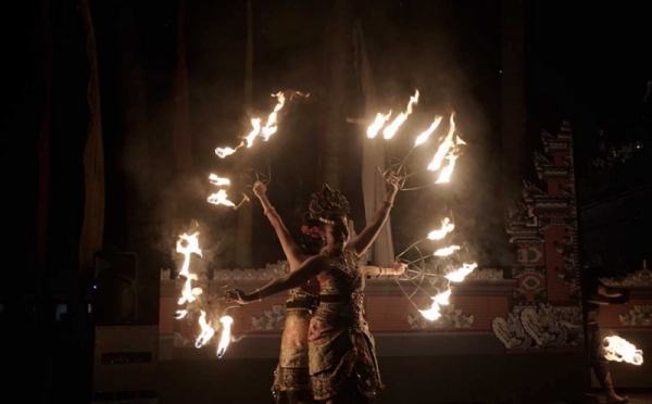 Tarian Api Hibur Wisatawan yang Berlibur di Bali 0 : Foto Okezone Foto