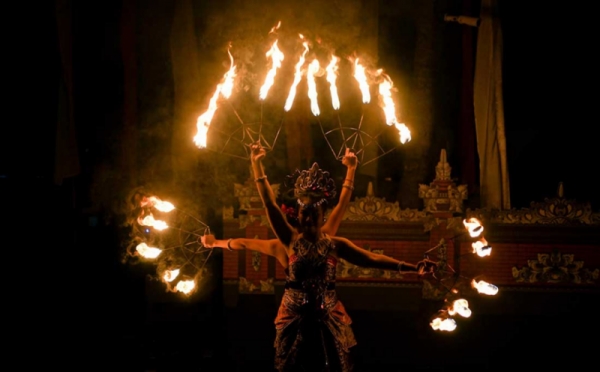 Melihat Aksi Penari Tampilkan Tarian Api Khas Bali 0 : Foto Okezone Foto