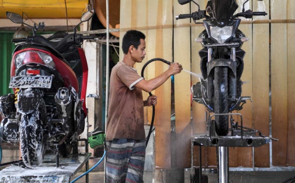 Omzet Jasa Cuci Motor Naik 50% saat Musim Penghujan 0 : Foto Okezone Foto