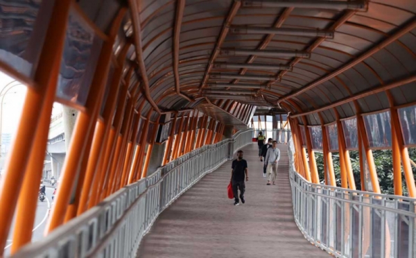 Ujicoba Skywalk Penghubung Stasiun Kebayoran Lama dengan Halte ...