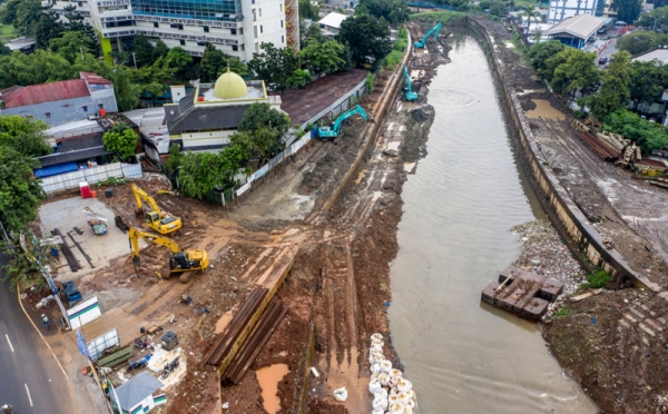 Foto Udara Proyek Sodetan Ciliwung yang Ditargetkan Rampung dalam Tiga ...