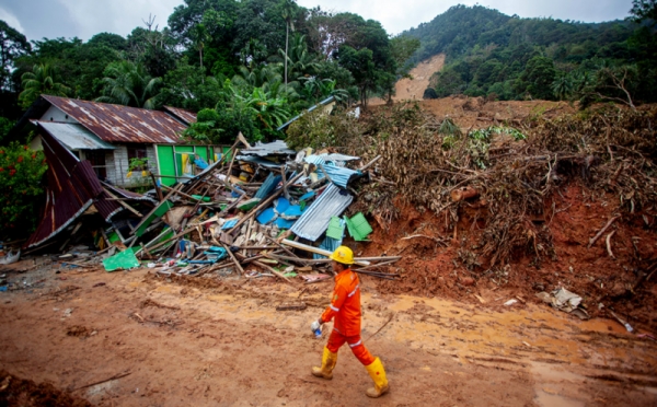 Dampak Bencana Tanah Longsor di Serasan Natuna Kepri 0 : Foto Okezone ...