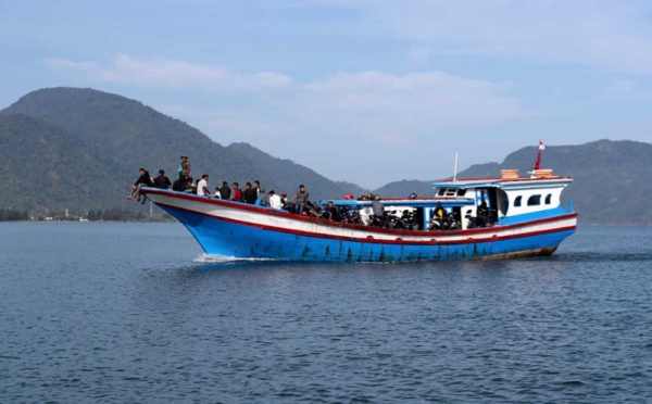 Arus Balik Menggunakan Kapal Kayu di Aceh 0 : Foto Okezone Foto