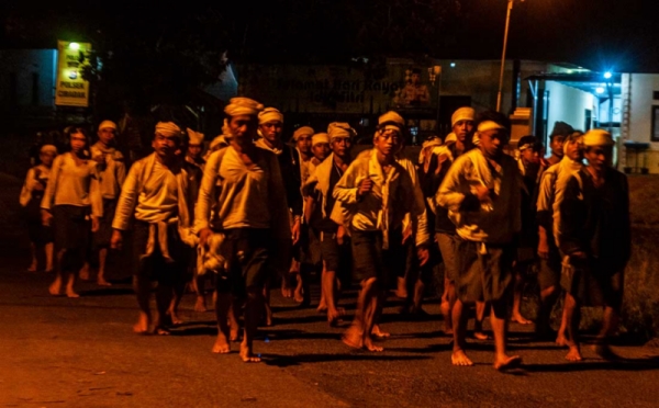 Warga Suku Badui Dalam Berjalan Sejauh 160 Kilometer Tanpa Alas Menuju ...