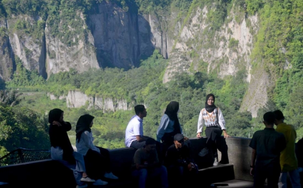 Taman Panorama Ngarai Sianok Lembah yang Terbentuk Akibat Patahan ... Taman Panorama Ngarai Sianok Lembah yang Terbentuk Akibat Patahan ...