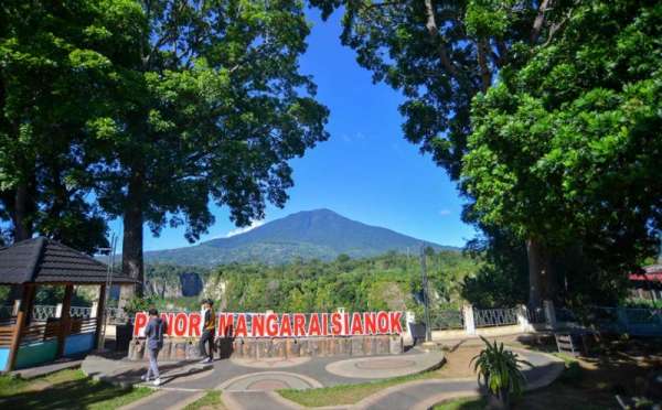 Taman Panorama Ngarai Sianok Lembah yang Terbentuk Akibat Patahan ... Taman Panorama Ngarai Sianok Lembah yang Terbentuk Akibat Patahan ...
