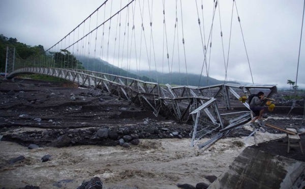 Jembatan Gantung Kaliregoyo Putus Akibat Banjir Lahar Hujan 0 : Foto Okezone Foto