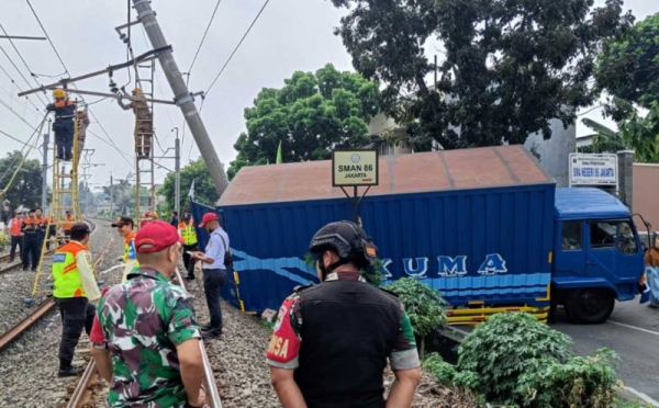 Truk Tabrak Tiang Listrik KRL di Bintaro, Perjalanan Kereta Terganggu 0 : Foto Okezone Foto