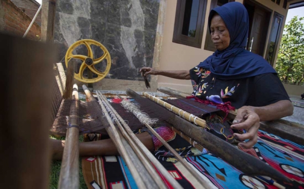 Kerajinan Kain Tenun Khas Indramayu Terancam Punah 0 : Foto Okezone Foto