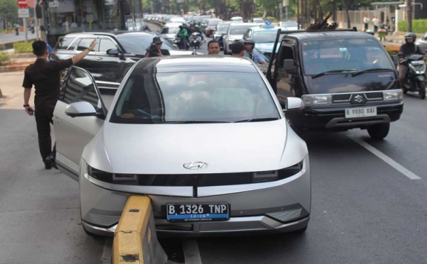 Mobil Listrik Tabrak Separator Bus Transjakarta 0 : Foto Okezone Foto