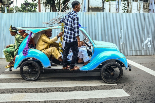 Meriah, Pengantin Nikah Massal di Palembang Diarak Naik Odong-odong 0 : Foto Okezone Foto