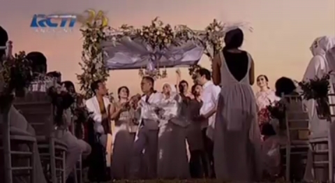 Penampilan Seleb dengan Dress Code Putih : Okezone Video