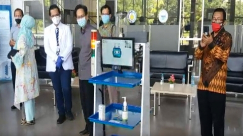 Robot Raisa Karya ITS-Unair Layani Pasien Covid-19 : Okezone Video